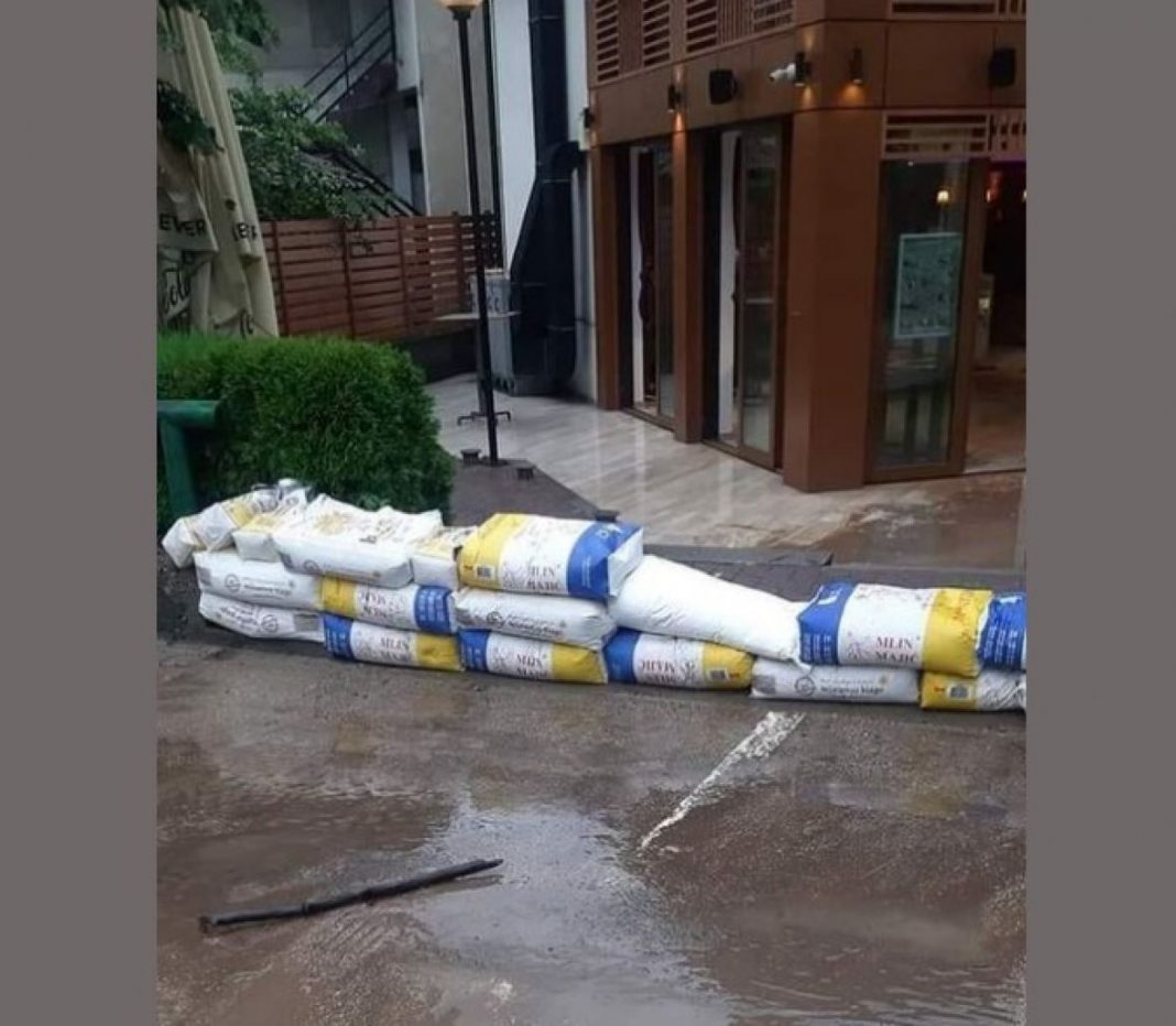 Vlasnik restorana u Tešnju ispred kojeg je postavljena brana od vreća s ...