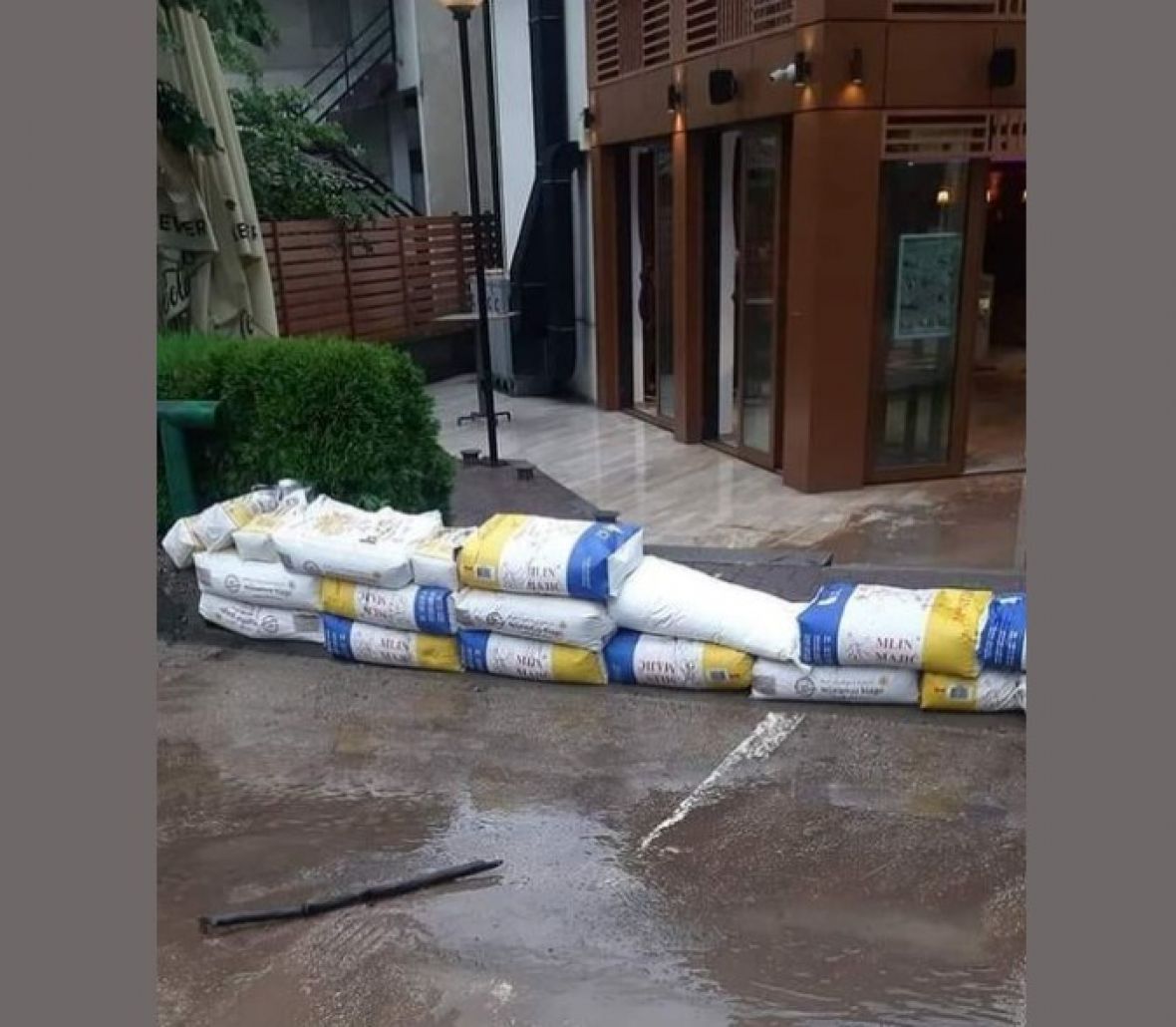 Vlasnik restorana u Tešnju ispred kojeg je postavljena brana od vreća s ...